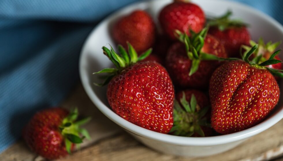 Como guardar morangos para durar mais: dicas infalíveis - Delicioso